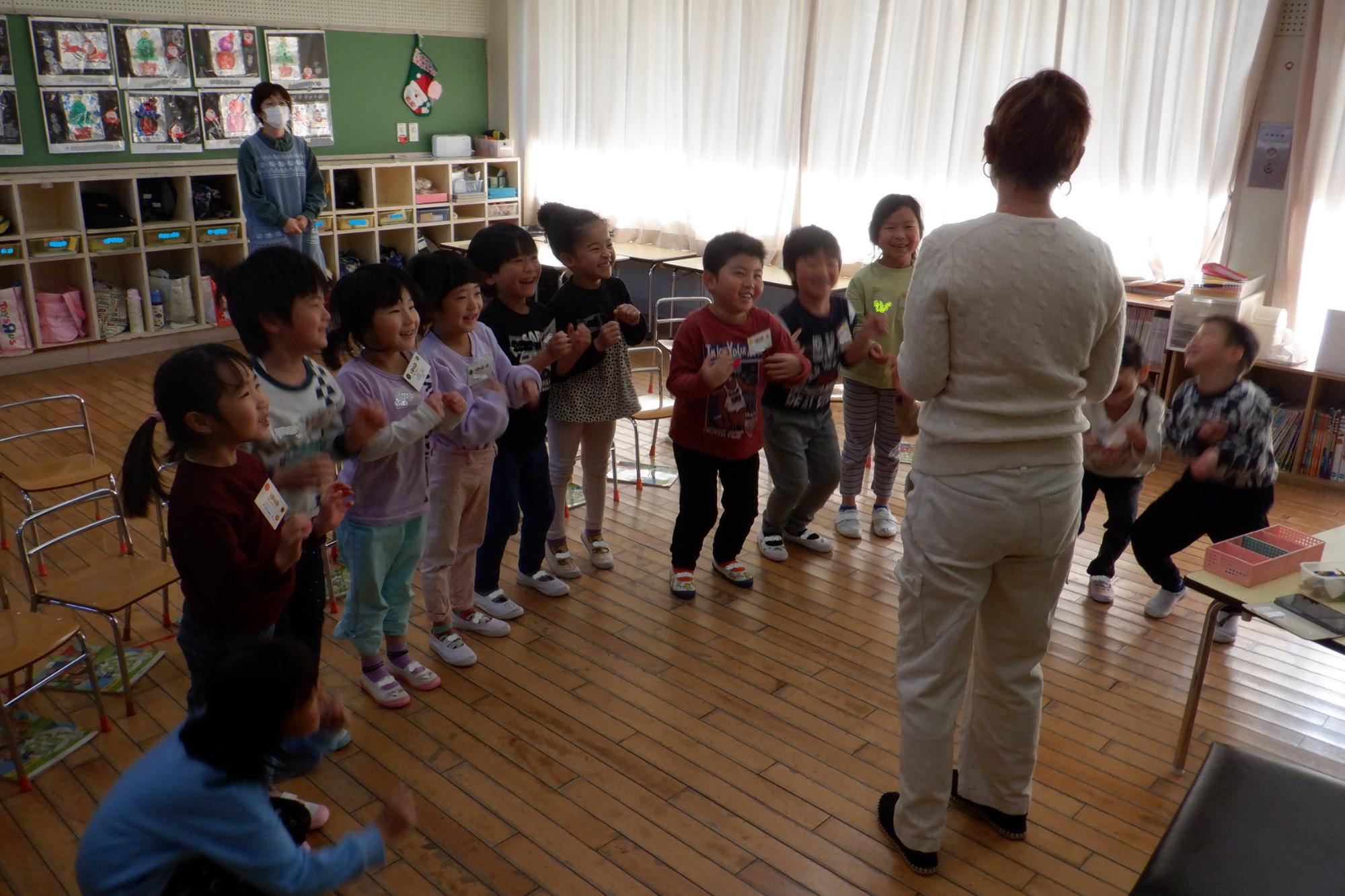 すみれ組（5歳児）エンジョイ・イングリッシュ（高麗川保育所）／日高市ホームページ