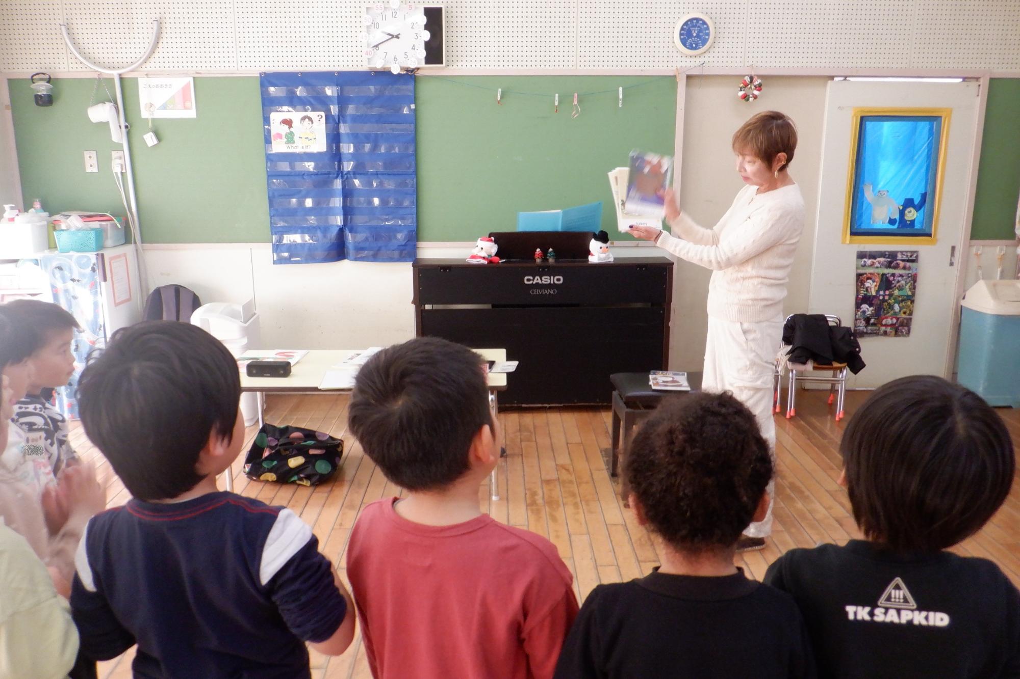 すみれ組（5歳児）エンジョイ・イングリッシュ（高麗川保育所）／日高市ホームページ