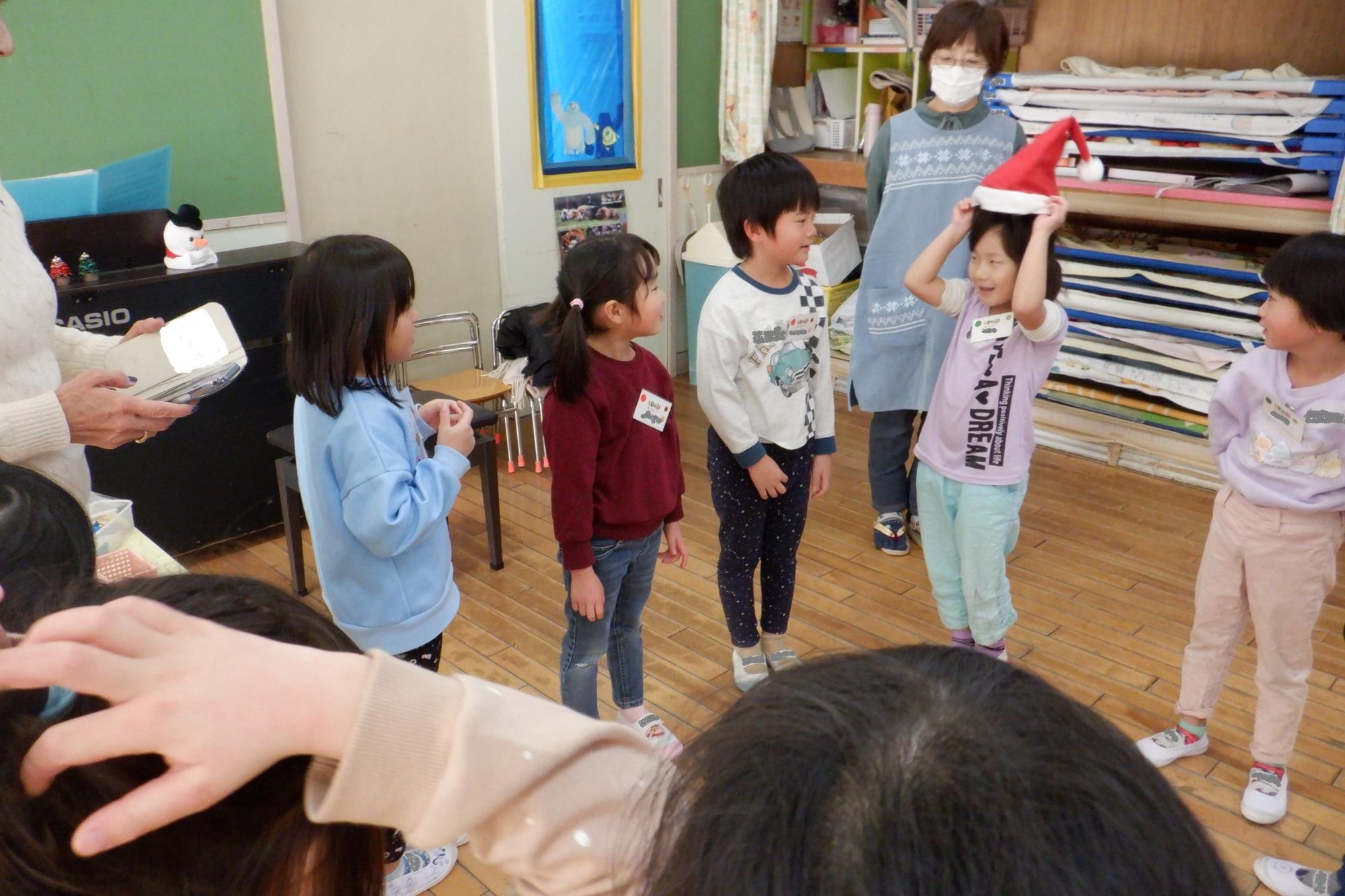 すみれ組（5歳児）エンジョイ・イングリッシュ（高麗川保育所）／日高市ホームページ